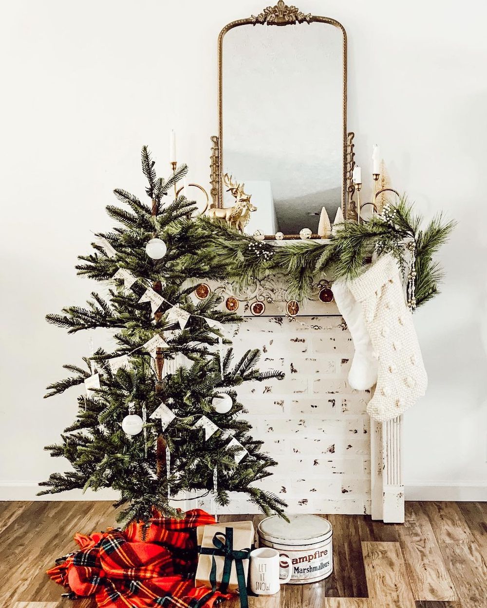 36 Christmas Mantel Decor Ideas for a Festive Cozy Fireplace
