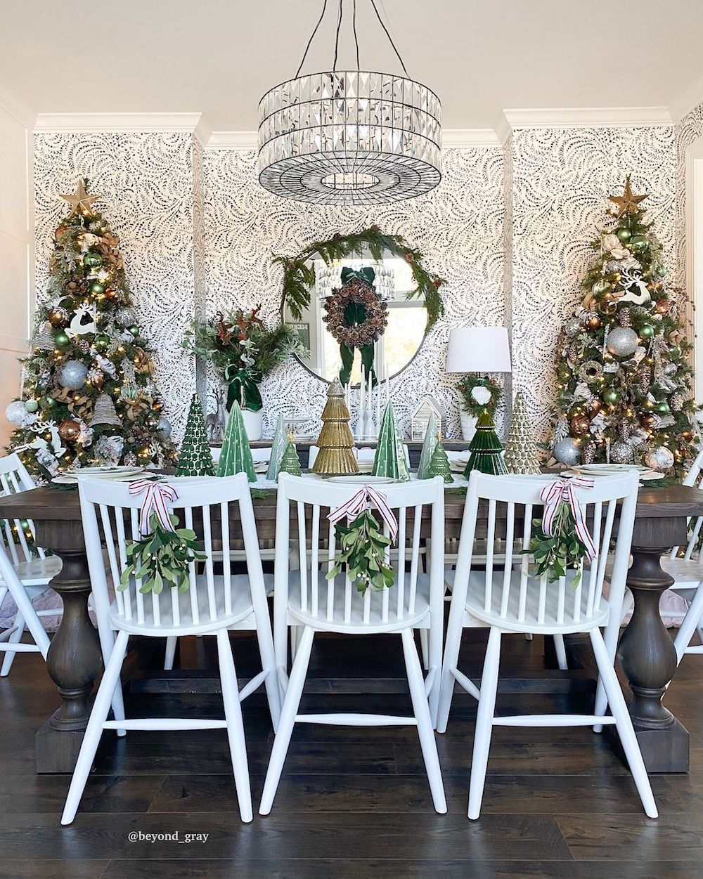 37 Christmas Dining Room Ideas for a Festive Table!