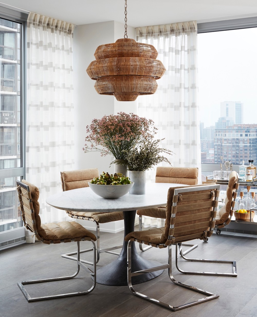 12 Tulip Table Decor Ideas for a Mid-Century Modern Look