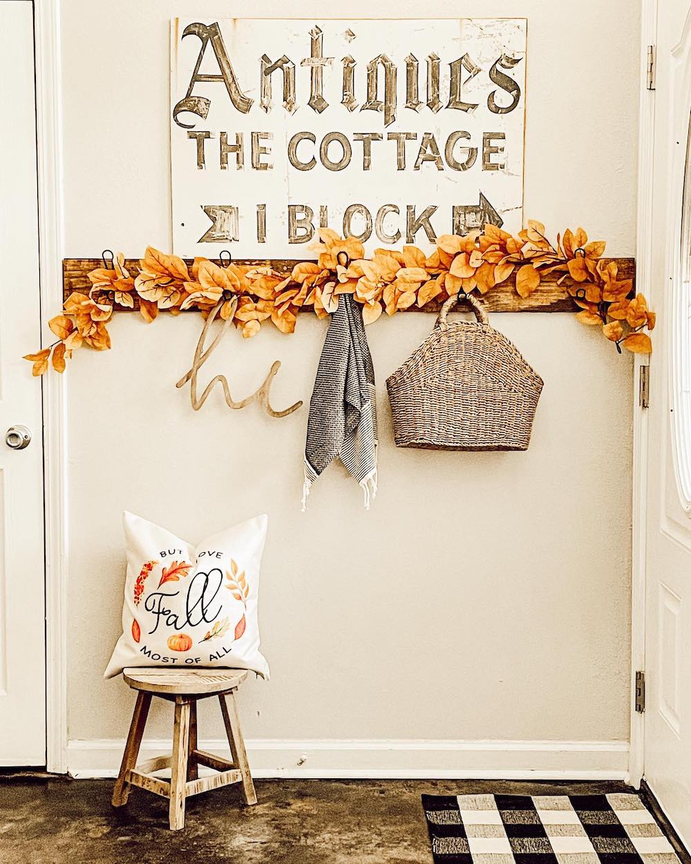 23 Fall Farmhouse Entryway Ideas that Extend a Warm Welcome