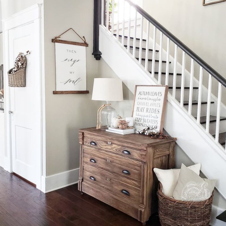 23 Fall Farmhouse Entryway Ideas that Extend a Warm Welcome