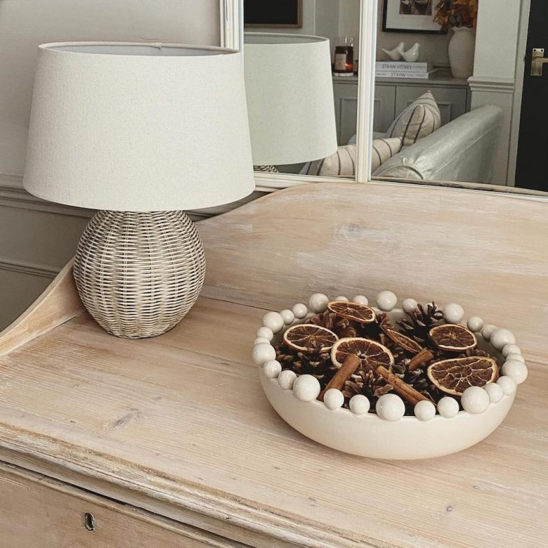 15 Neutral Christmas Table Lamps for a Festive Holiday