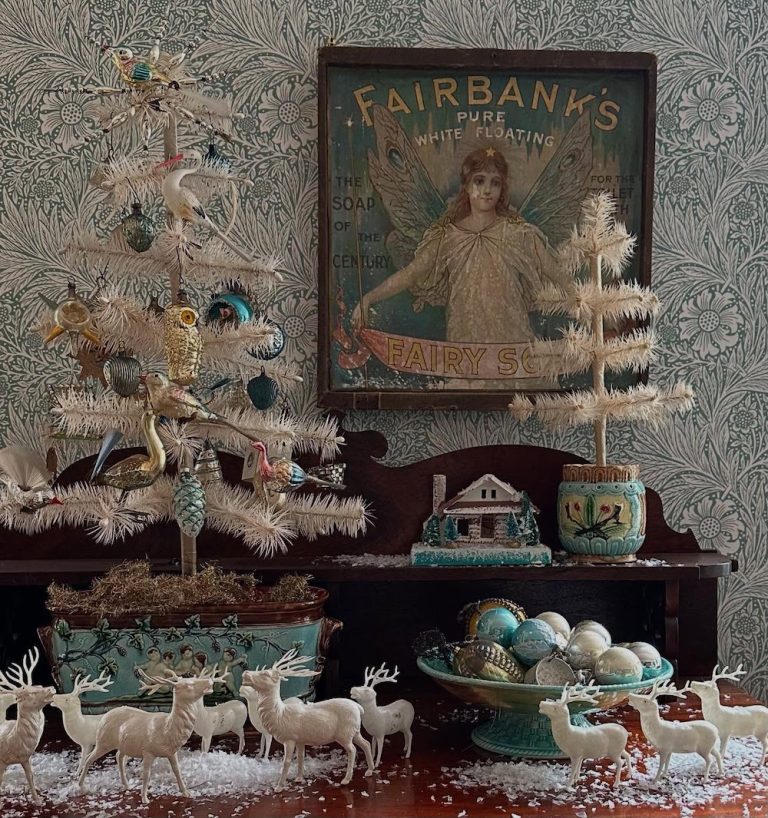 14 Vintage Christmas Vignettes to Style this Christmas Season
