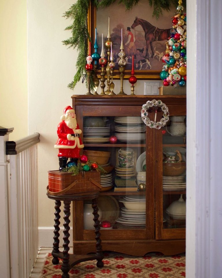 14 Vintage Christmas Vignettes to Style this Christmas Season