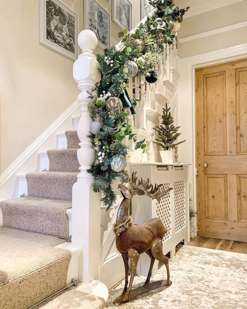 25 Christmas Stairway Decor Ideas for a Festive Holiday