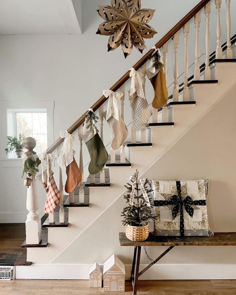 25 Christmas Stairway Decor Ideas for a Festive Holiday